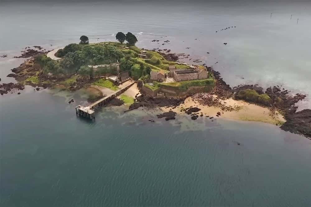 Uniek eiland met privéstranden en spoken te koop in Engeland