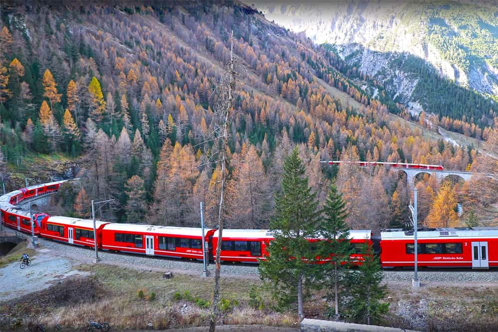 Langste trein ter wereld rijdt in Alpen Zwitserland - Droomplekken.nl