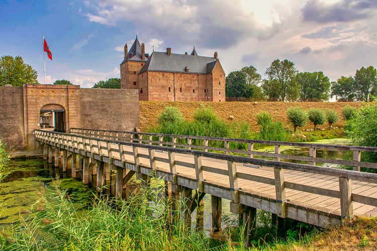 Slot Loevestein: De 5 Mooiste Bezienswaardigheden en Excursies