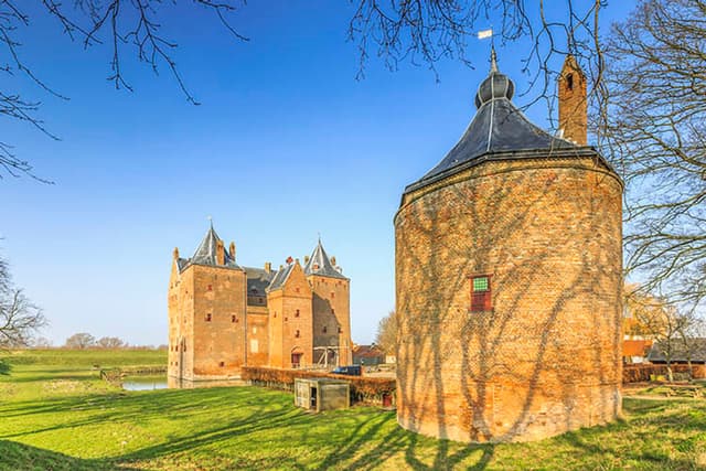 Slot Loevestein: De 5 Mooiste Bezienswaardigheden en Excursies