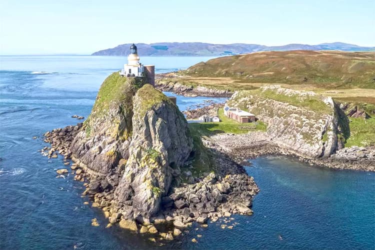 Eiland bij Schotland te koop met kudde schapen en pub