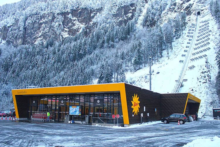 Stoos Standseilbahn: Steilste spoorbaan ter wereld in Zwitserland