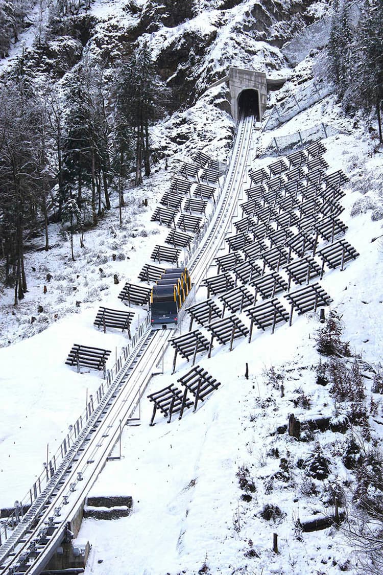 Stoos Standseilbahn: Steilste spoorbaan ter wereld in Zwitserland